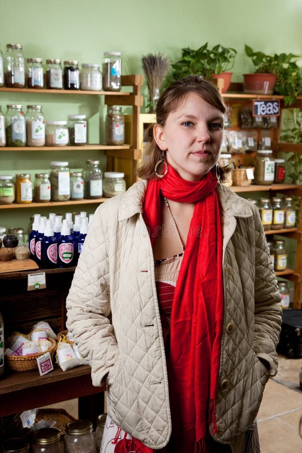 Cliente Joven Que Compra Hierbas Naturales Imagen de archivo - Imagen ...