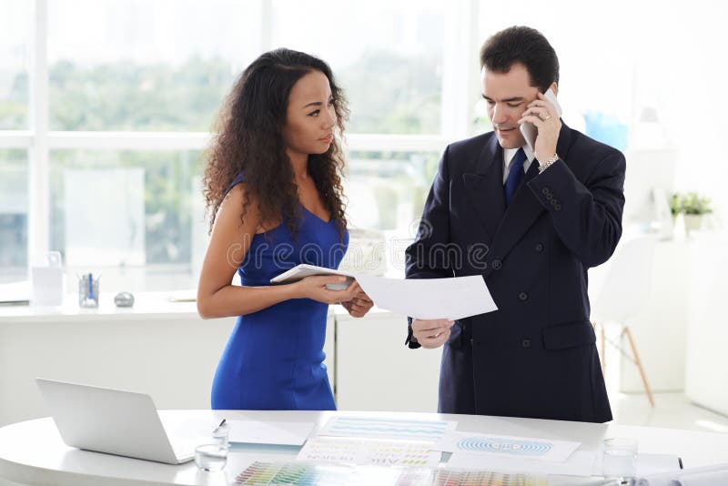 Mostrar Proyecto Al Cliente Imagen de archivo - Imagen de proyecto ...