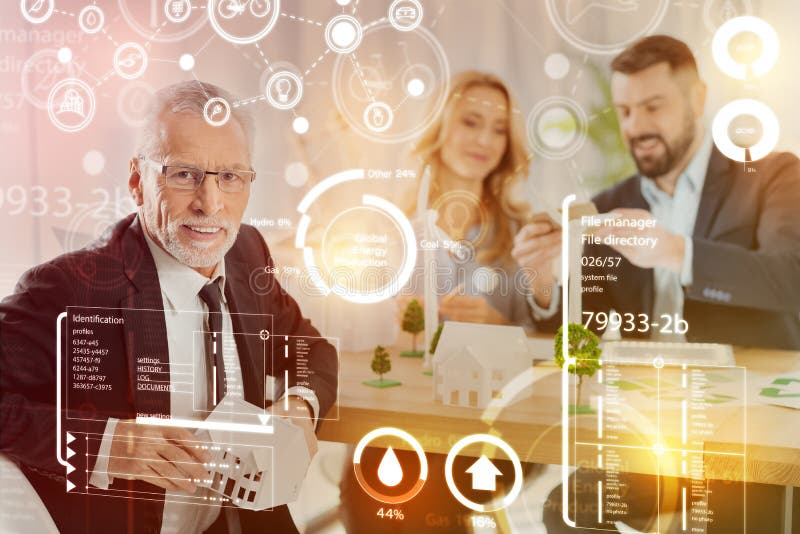 Cliente Satisfeito Que Guarda Uma Casa Diminuta E Que Sente Feliz Foto ...