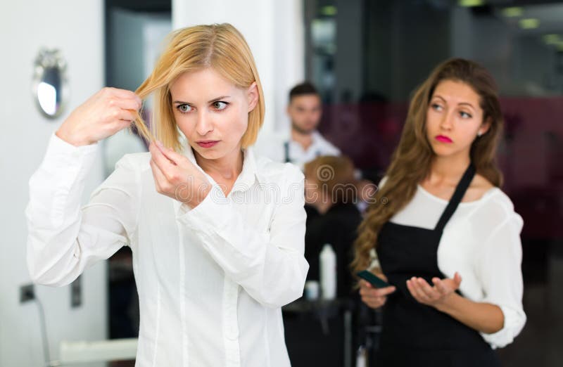 Cliente Y Peluquero Descontentados Foto de archivo - Imagen de bata ...