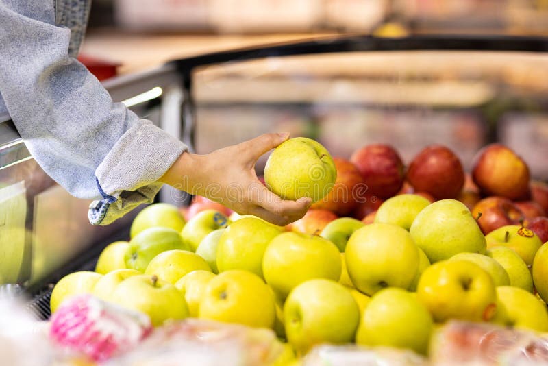 Clientes Comprando Manzanas En Un Pasillo De Frutas En Un Supermercado ...