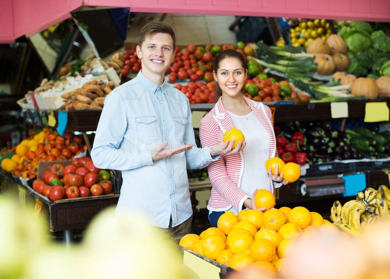 Clientes Que Compran Naranjas Imagen de archivo - Imagen de fresco ...
