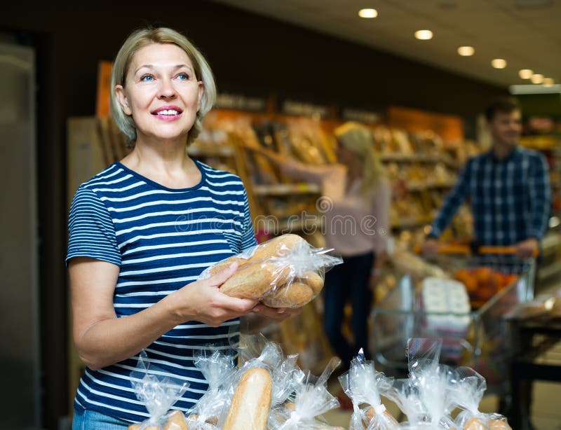 Clientes Que Compran Pan En Tienda De Alimentos Imagen de archivo ...
