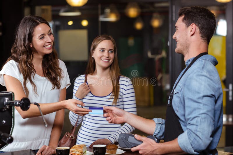 Barista Bonito Que Da El Café Al Cliente Y Que Sonríe En La Cámara Foto ...
