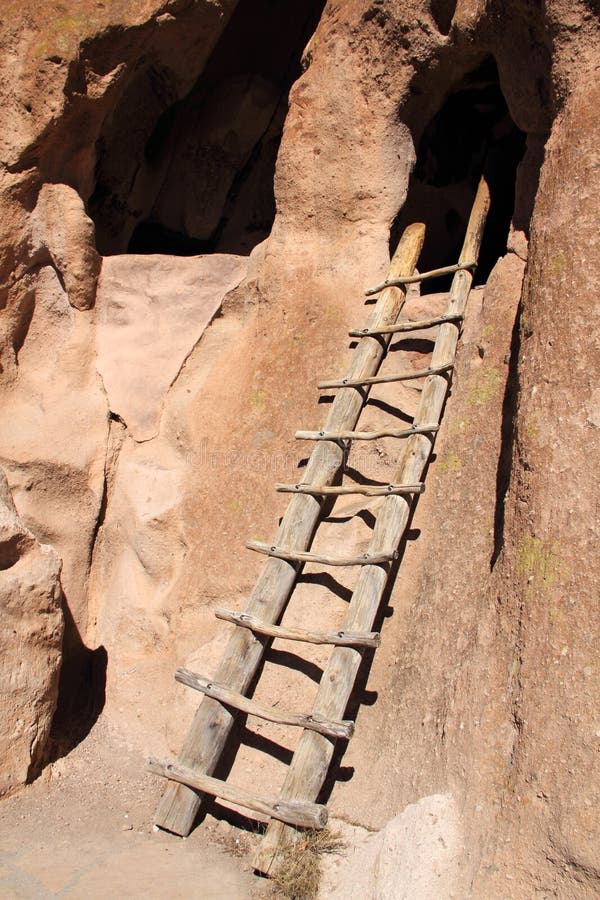 Cliff Dwelling Ladder imagem de stock. Imagem de turismo - 37761759