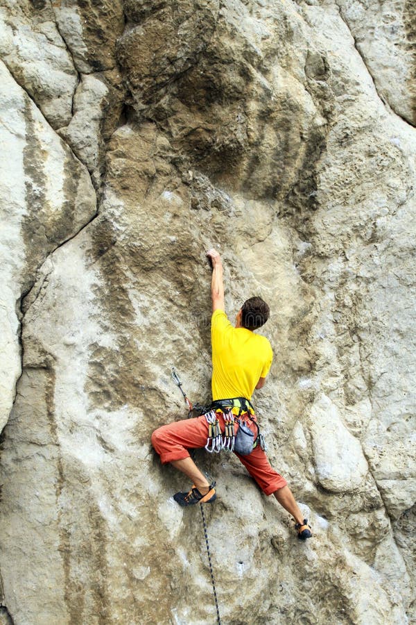 Cliffhanger foto de stock. Imagem de exterior, alpinista - 76780660