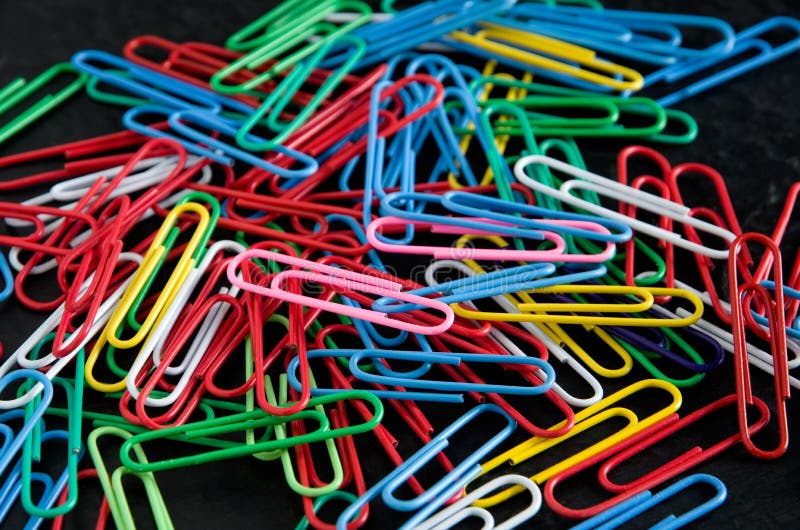 Clips Coloridos Sobre Fondo Negro Imagen de archivo - Imagen de clip ...