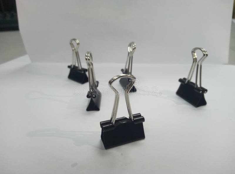 Clips derechos imagen de archivo. Imagen de clips, blanco - 93481383