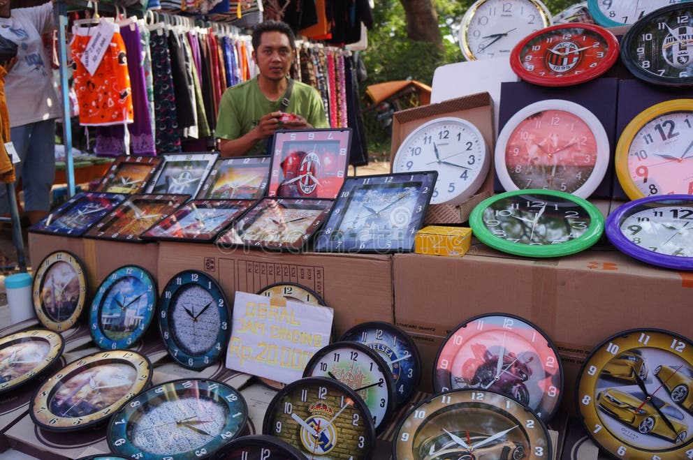 Clocks editorial photo. Image of traders, clocks, central - 41669231