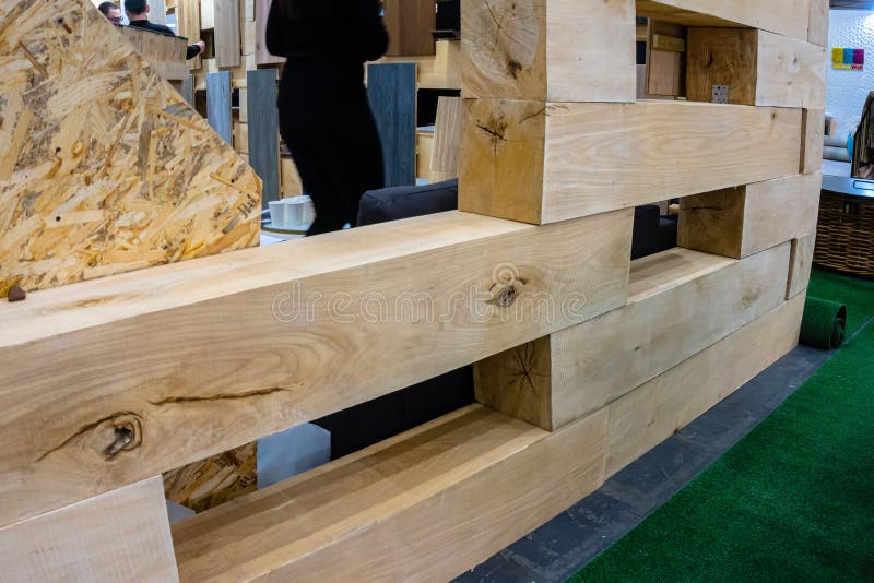 Cloison Faite De Poutres En Bois Massif Image stock - Image du ...