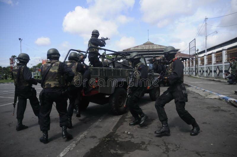 Close quarter battle editorial photography. Image of army - 43764232