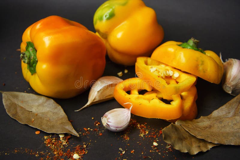 Close Up Amarelo E Tempero Da Pimenta Doce Com Alho Em Um Fundo ...