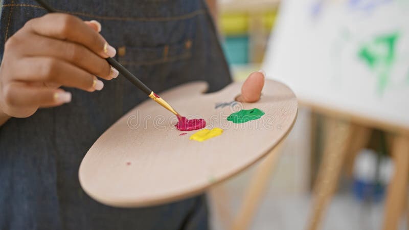 Close-up of an Artist S Hand Mixing Paint on a Palette in a Studio ...