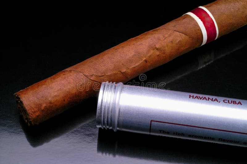 Charuto cubano imagem de stock. Imagem de qualidade, cigarro - 72124059