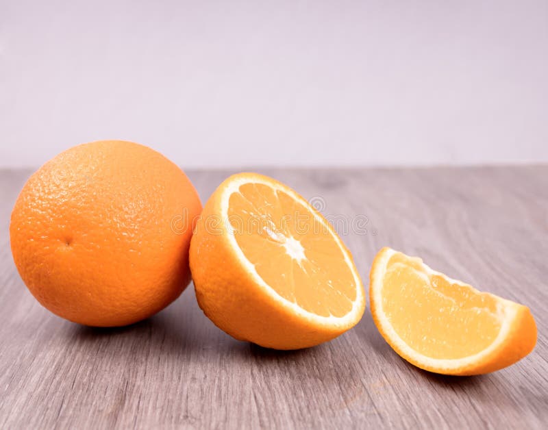 Close Up Das Laranjas Em Uma Tabela De Madeira Com Fundo Branco Imagem ...