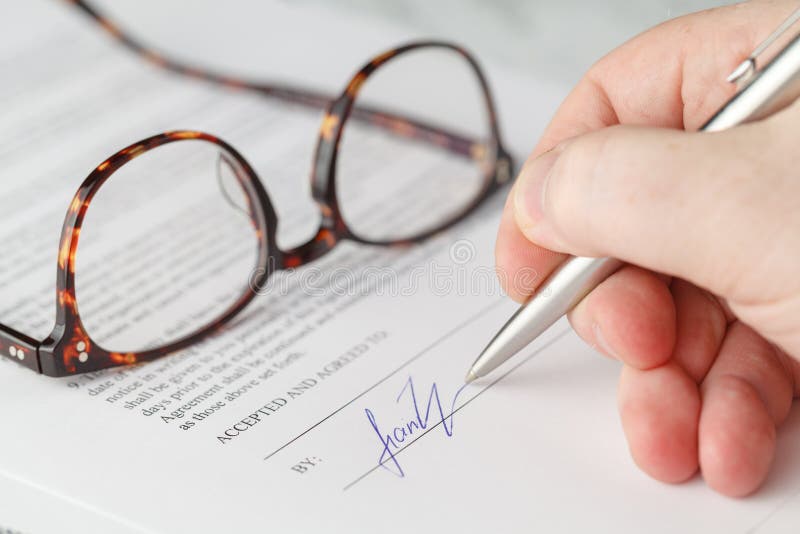 Close-up De Assinar Um Contrato Foto de Stock - Imagem de matéria ...