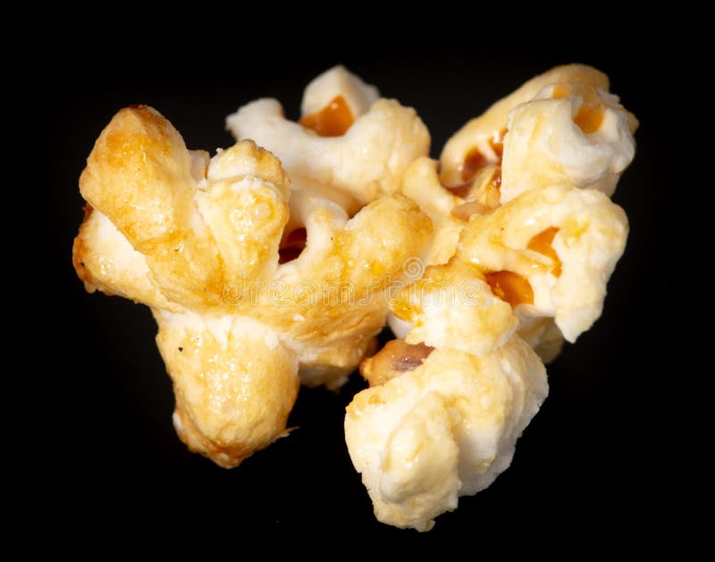 Close-up De Flocos De Pipoca Sobre Fundo Preto Imagem de Stock - Imagem ...