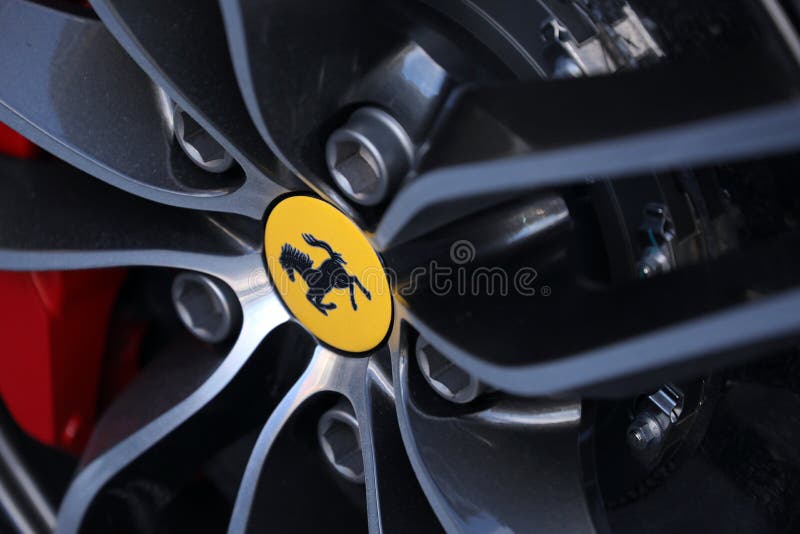 Close-up De Uma Roda De Um Supercarro De Ferrari Fotografia Editorial ...