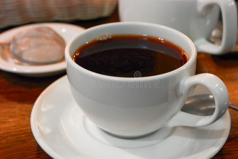 Close Up Do Copo Do Chá Escuro Na Tabela Foto de Stock - Imagem de copo ...