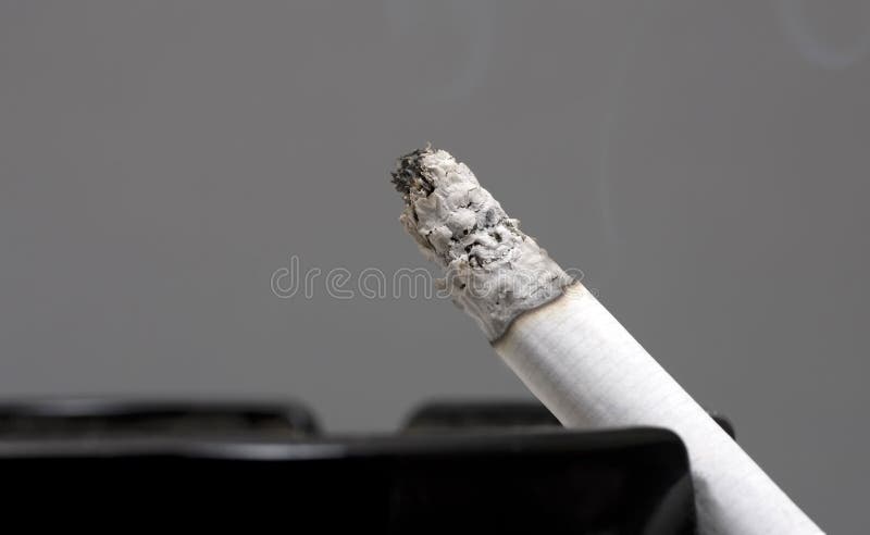 Close Up Do Fumo De Cigarro Imagem de Stock - Imagem de cinzeiro, fole ...