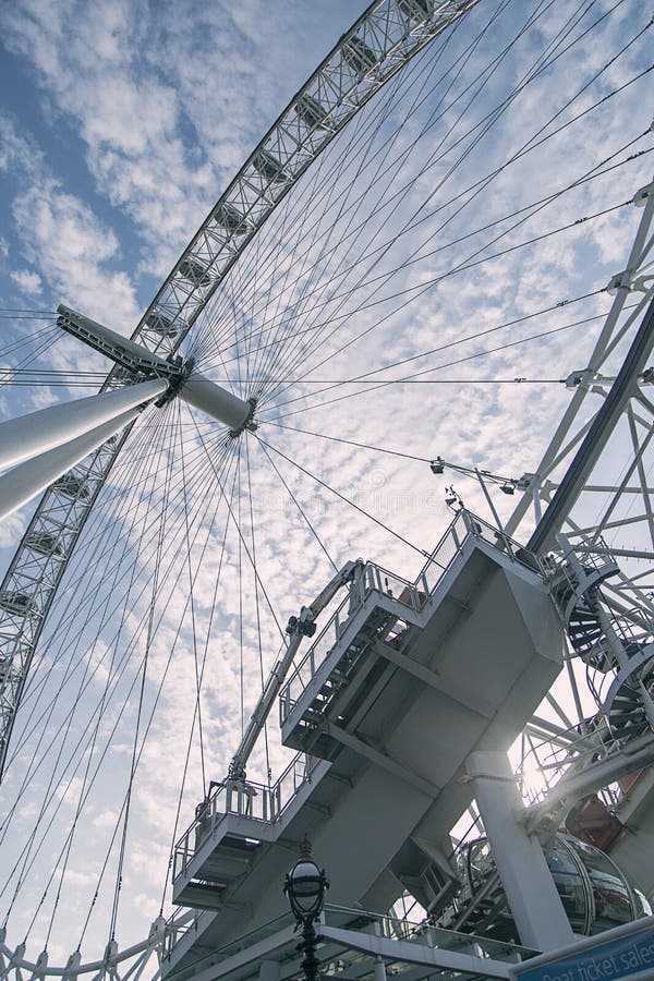 The Famous London Eye in England Editorial Photo - Image of skyscraper ...