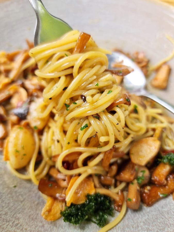 Fork Rolling Stir Fried Spaghetti with Dried Chili and Crispy Bacon ...