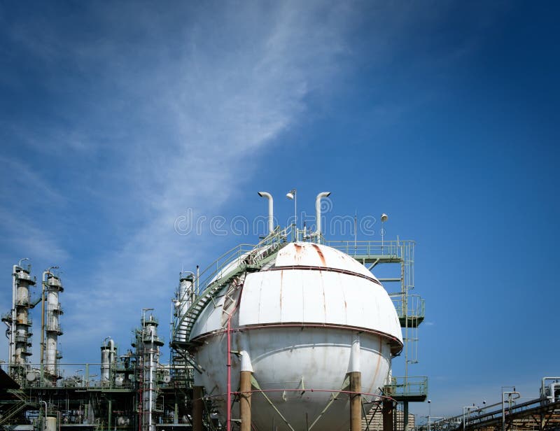 Sphere Gas Storage Tank And Column Tower In Oil Refinery Plant. Stock ...