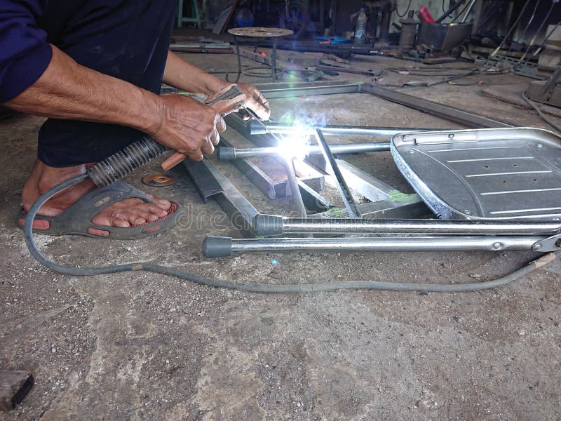 Editorial, Indonesia Jakarta, 20 February 2023, Man Welding Broken ...