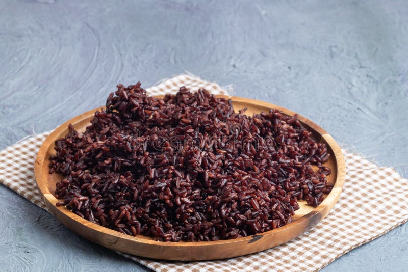 Riceberry Rice on Wooden Plate Stock Photo - Image of food, asia: 141230162