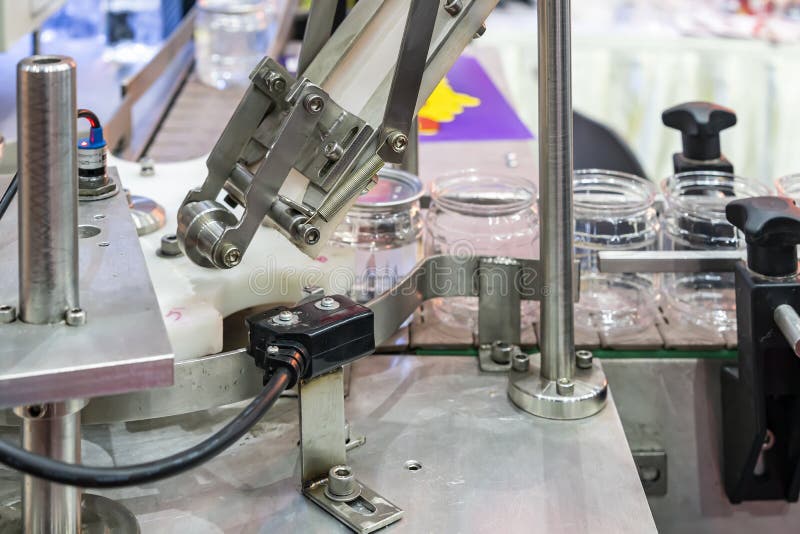 Close Up Roller and Chute for Transport Lid Component of Can Cap Seamer ...