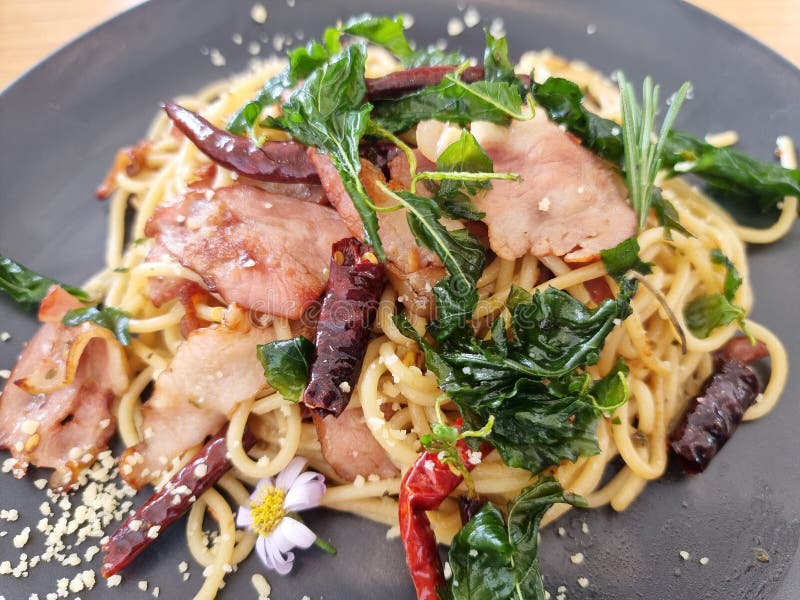 Close-up Stir-fried Spaghetti with Dried Chili and Crispy Bacon Stock ...