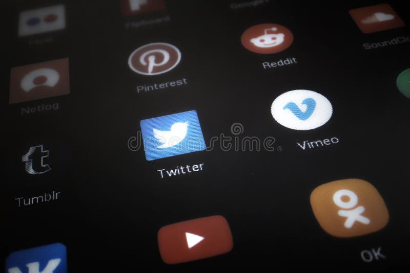 Twitter App Amongst Other Competitor Apps Editorial Photo - Image of ...