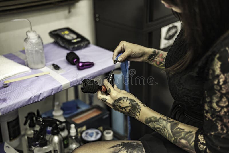 Close Up Tattooer Hands Changing Tattoo Machinery Needle Stock Image ...