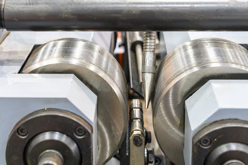 Close Up Two Thread Rolling Die of Automatic Hydraulic Horizontal ...