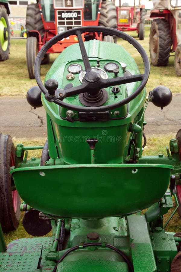 Close-up Van Het Drijven Van Plaats Van Groene Tractor Redactionele ...