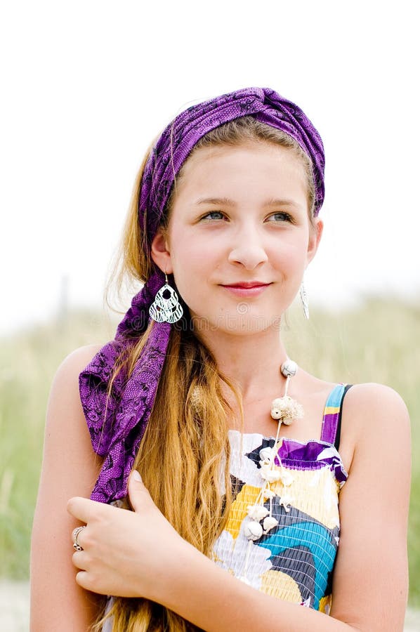 Model meisje op het strand stock afbeelding. Image of juwelen - 16887173