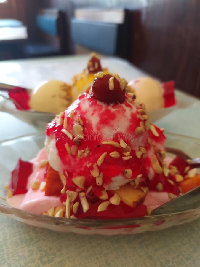 Close Up View of Classic Sundae Ice-cream Stock Photo - Image of cream ...