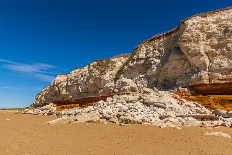 The Layers of Chalk and Flint in Limestone Cliff Stock Image - Image of ...