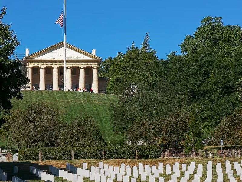 Close View of Arlington House and Arlington Cemetery Editorial ...