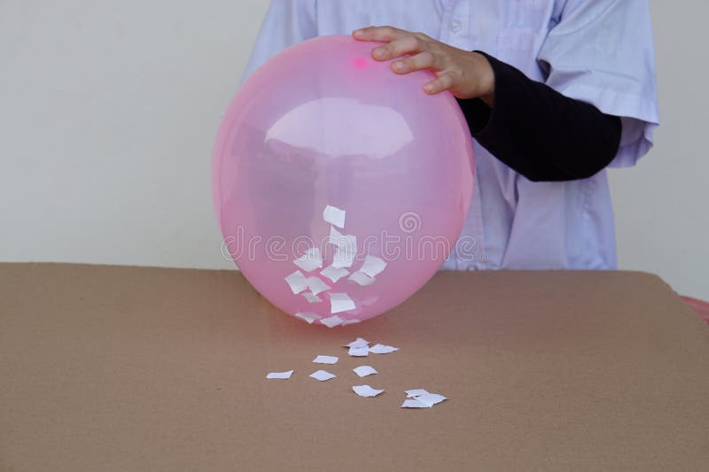 Science Experiment about Static Electricty from Balloon and Pieces of ...