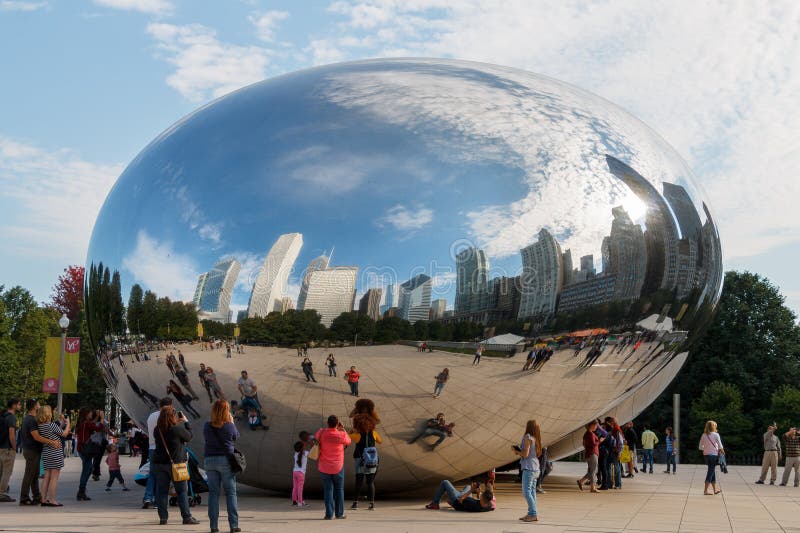 Cloud Gate (the Bean) Monument Reflecting the Skyline of Chicago ...