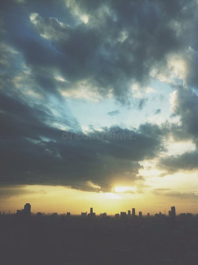 Clouds Falling editorial photography. Image of falling - 42633792