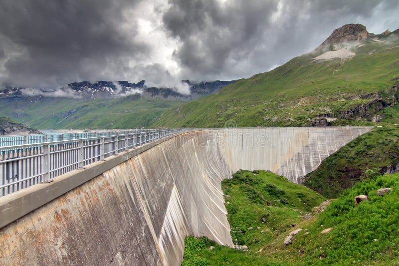 Barrage De Moiry De La Vallée En été Image stock - Image du repère ...