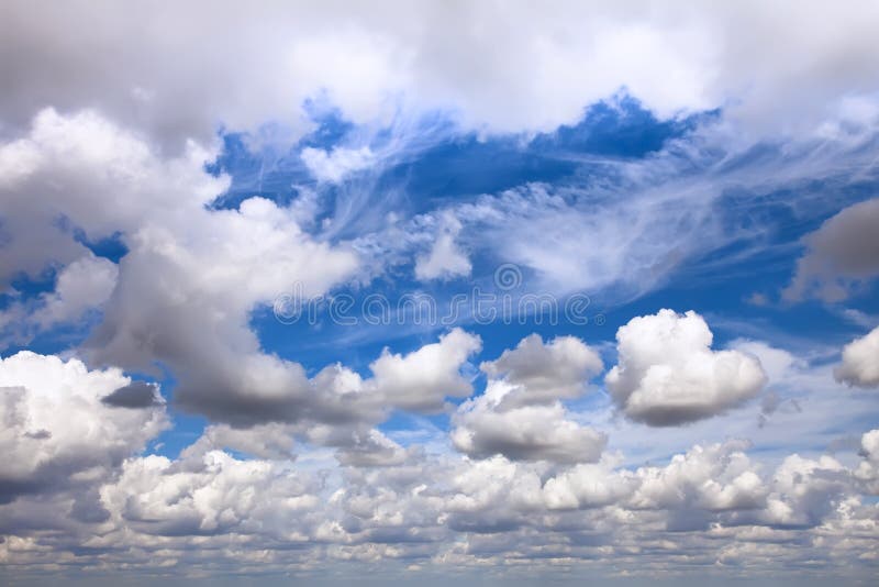Cloudscape Enorme Con Diversas Nubes Del Horizonte Imagen de archivo ...