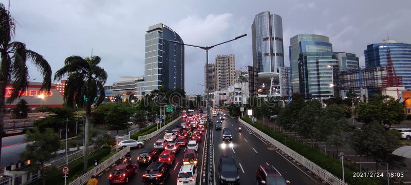 Cloudy cloudy middle city editorial photo. Image of downtown - 226698576