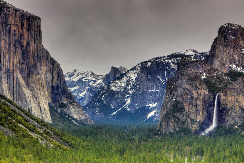 Cloudy Yosemite Valley stock photo. Image of america - 19179864
