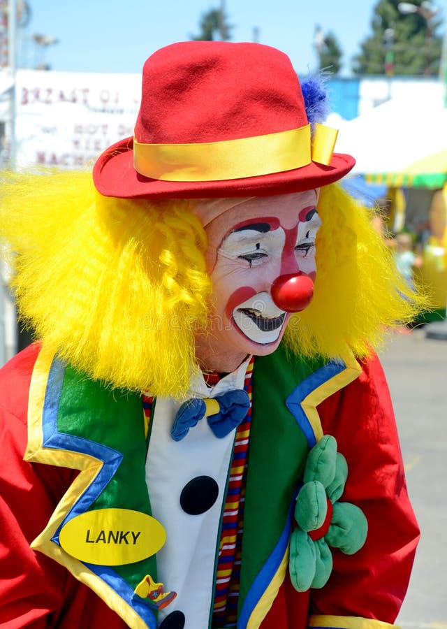 Freundlicher Clown Auf Den Stelzen, Die Weit Bei Der Aufstellung Mit ...