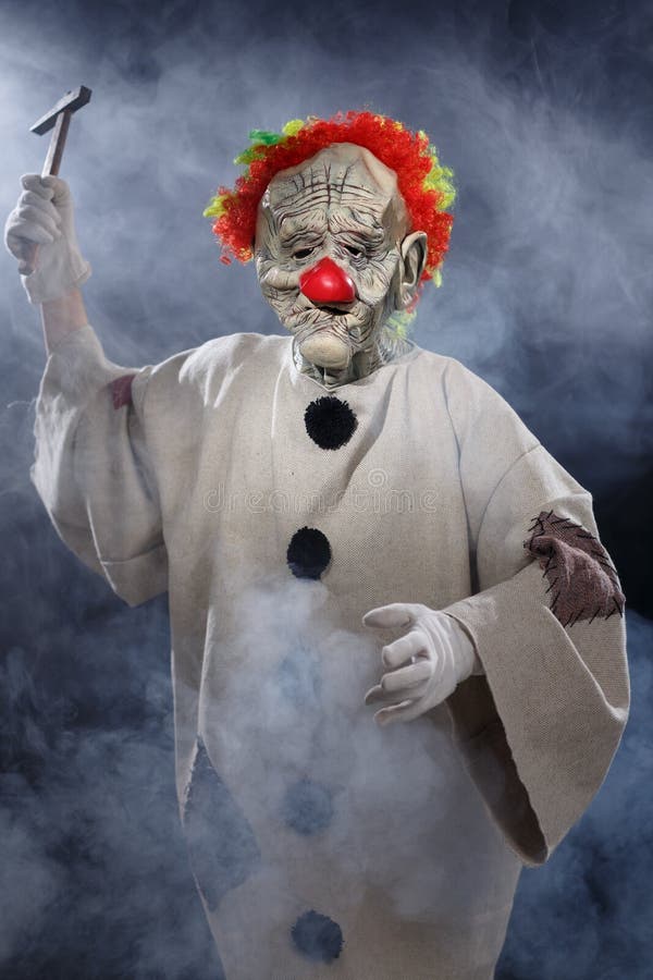 Clown Effrayant De Monstre Avec Le Marteau Image stock - Image du ...