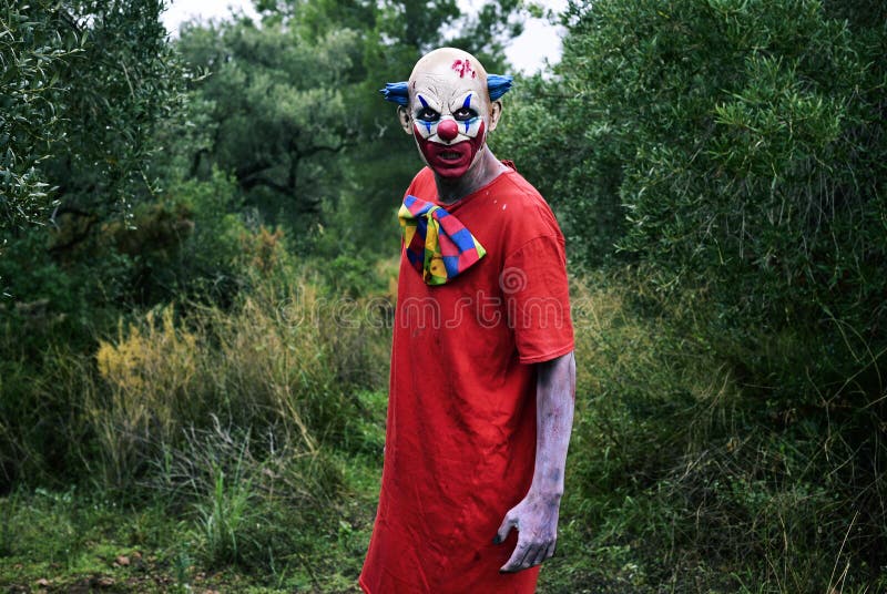 Clown Mauvais Effrayant Dans Les Bois Image stock - Image du tueur ...
