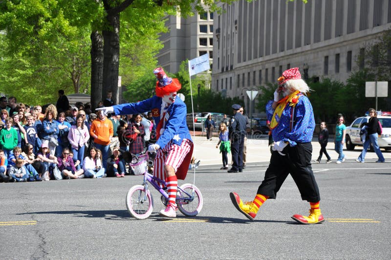 Clowne in der Parade. redaktionelles foto. Bild von gelb - 13845896